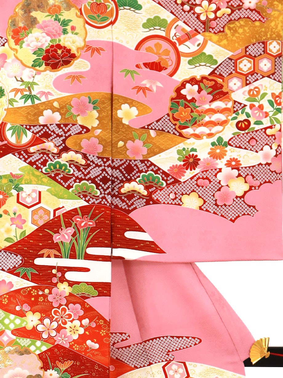 ピンク地に雪輪と山取りの祝い着（産着）／女児